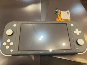 Nintendo Switch Lite ゲームカードスロット修理【EXPOCITY店】 - iPhone修理 スマートクール エトレとよなか店・ららぽーとEXPOCITY店