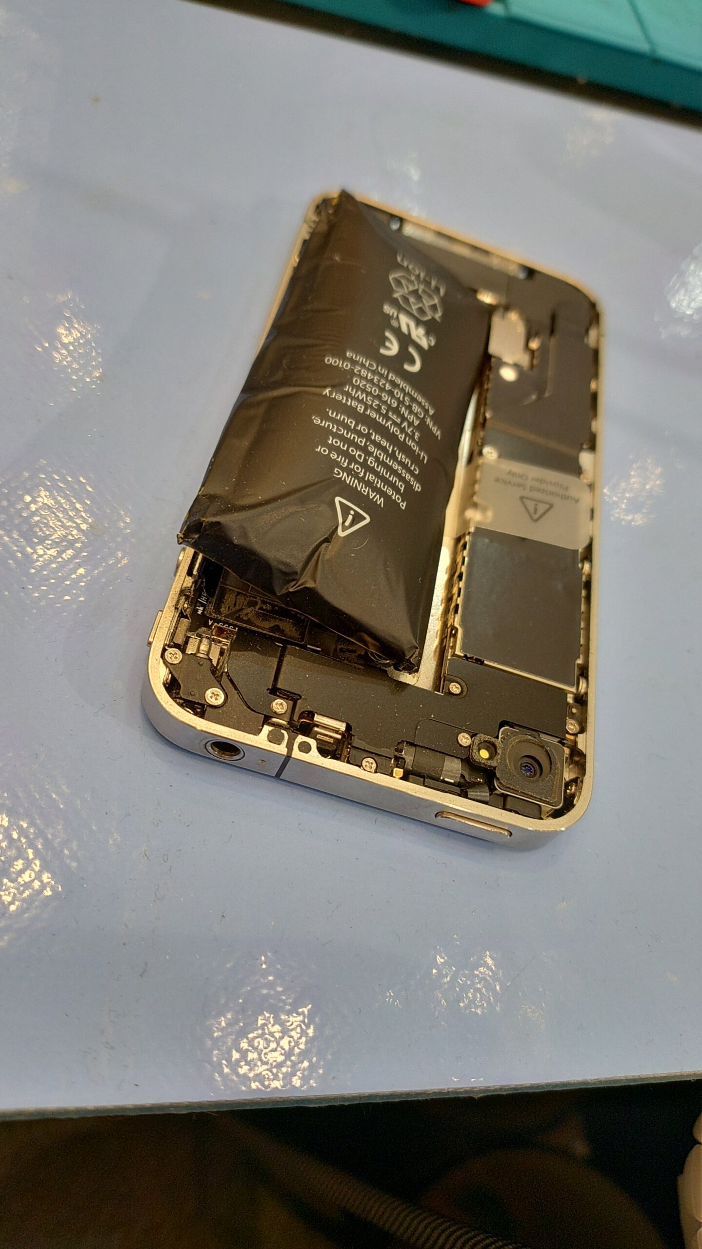 【エキスポシティ店】iPhone4のバッテリー外し【摂津市からご来店】 - iPhone修理・iPad修理 スマートクール エトレとよなか店・ららぽーとEXPOCITY店